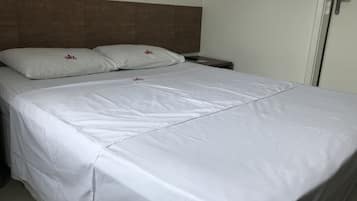 Minibar, secretária, cortinas/cortinados opacos, ferro/tábua de engomar
