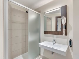 Um polibã, artigos de higiene pessoal grátis, um secador de cabelo 