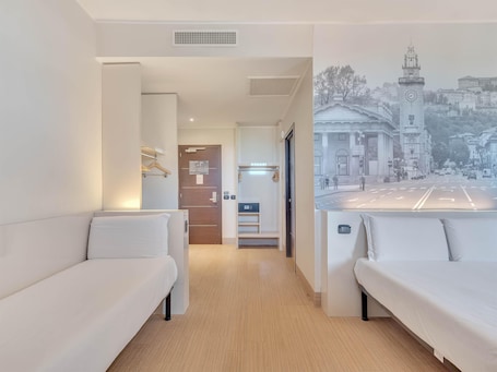 Quarto triplo | Cofres nos quartos, escrivaninha, cortinas blackout, Wi-Fi de cortesia