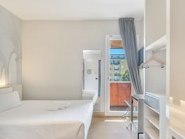 Quarto solteiro standard, terraço | Cofres nos quartos, escrivaninha, cortinas blackout, Wi-Fi de cortesia