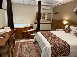 Quarto casal luxo | Frigobar, individualmente mobiliados, escrivaninha