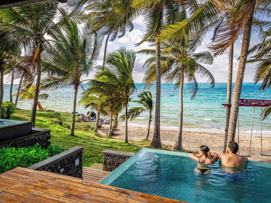 Luxury Beachfront Room with Plunge Pool | Camas de colchão pillowtop, minibar, cofre com capacidade para portátil