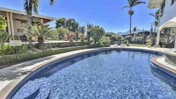 Piscina exterior, espreguiçadeiras