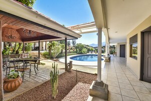 Terraço com espreguiçadeiras