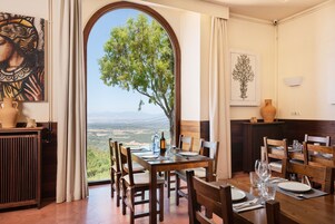 Pequenos-almoços, almoços, jantares servidos, com vista para o oceano 