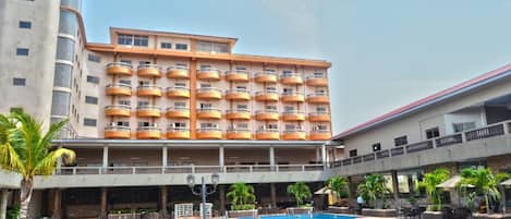 Piscina exterior, guarda-sóis, espreguiçadeiras