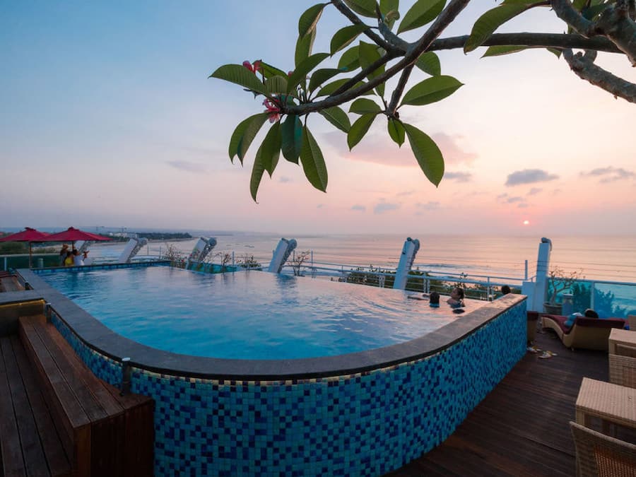 Piscina exterior, guarda-sóis, espreguiçadeiras