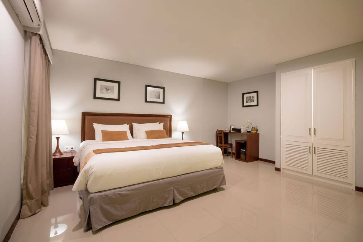 Minibar, cofre no quarto, secretária, cortinas/cortinados opacos 