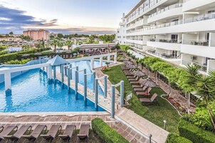 Piscina externa sazonal, guarda-sóis, espreguiçadeiras