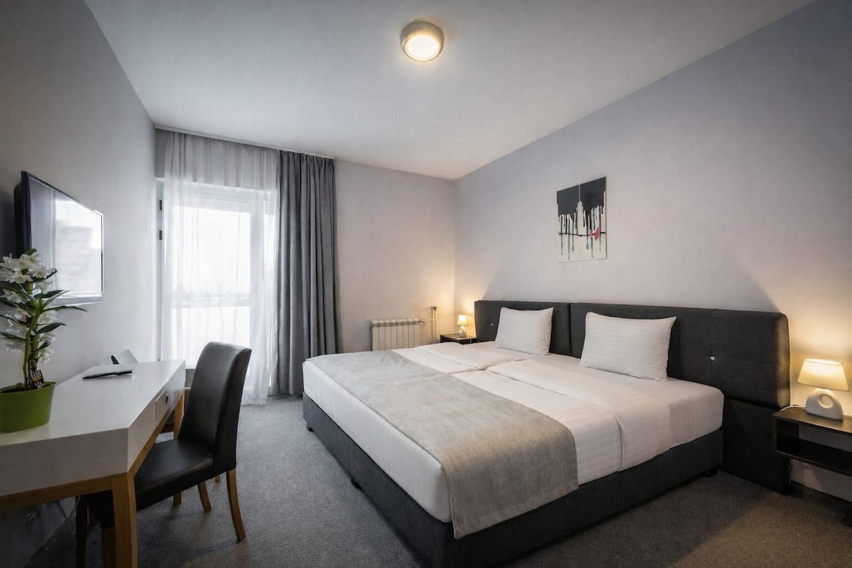 Quarto casal ou duplo standard | Frigobar, cofres nos quartos, escrivaninha, cortinas blackout