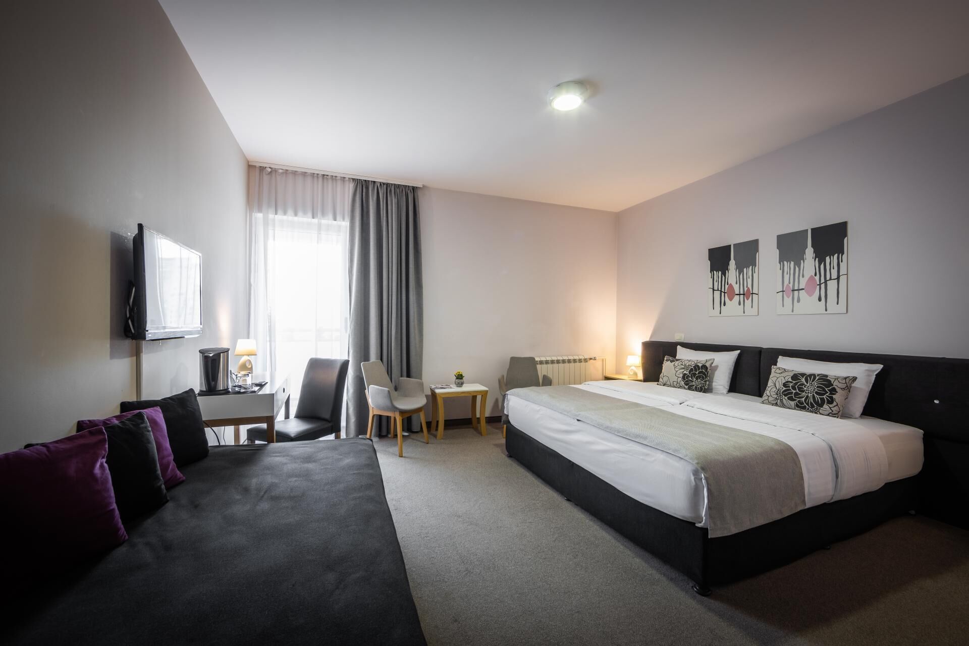 Quarto casal ou duplo superior | Frigobar, cofres nos quartos, escrivaninha, cortinas blackout