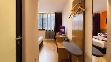 Quarto Duplo Superior (King, City View) | Minibar, cofre no quarto, secretária