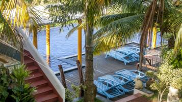 Terraço com espreguiçadeiras