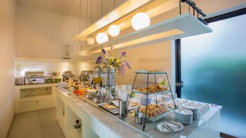 Pequenos-almoços e almoços servidos, incluindo cozinha internacional