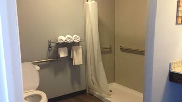 Uma combinação polibã/banheira, uma banheira de imersão total