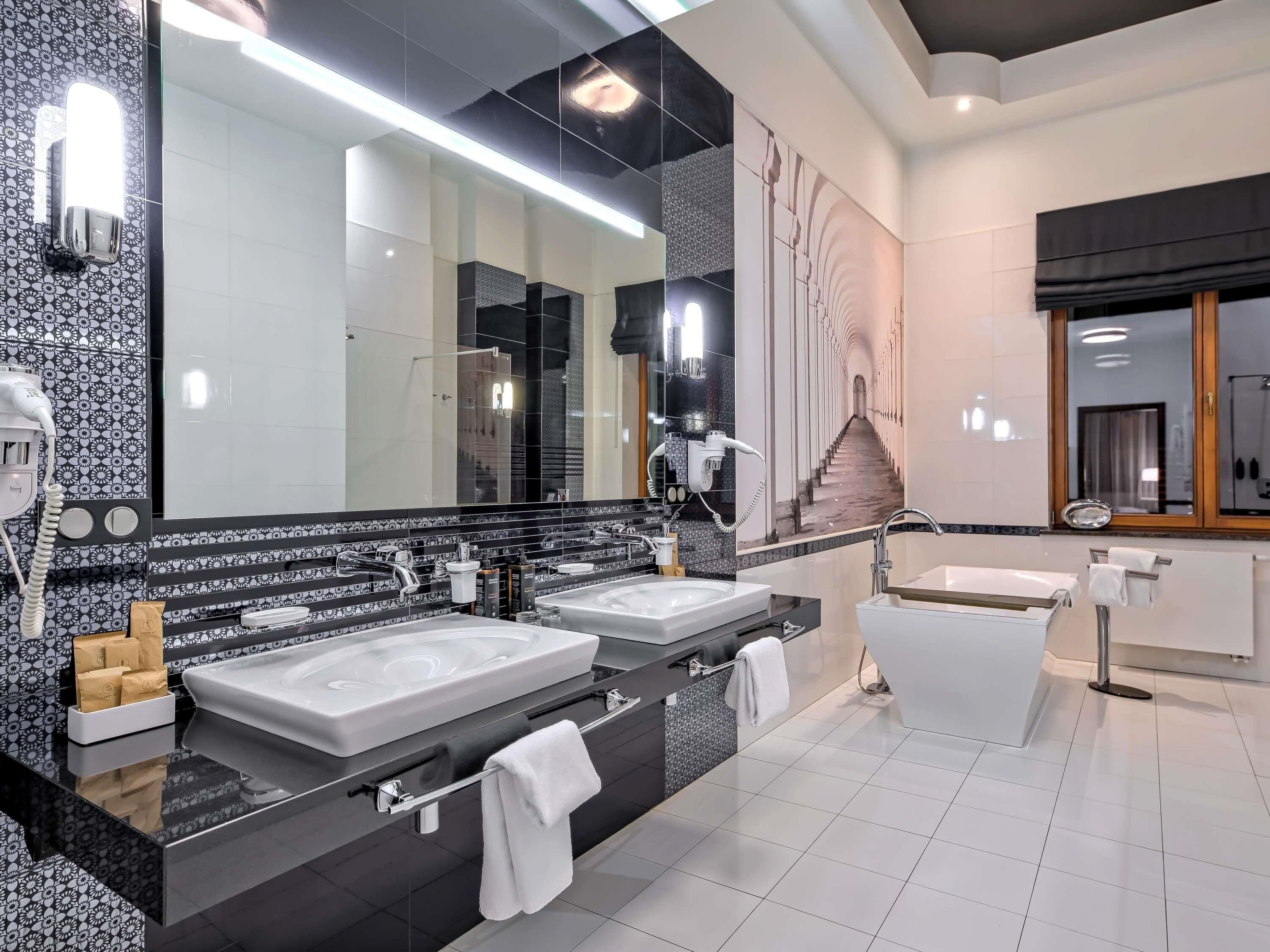 Roupa de alta qualidade, minibar, cofre no quarto, secretária 