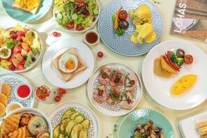 Pequeno-almoço tipo buffet diário mediante uma taxa 