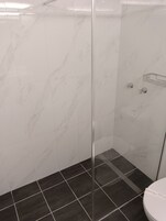 Roupas de cama premium, escrivaninha, espaço de trabalho para notebook