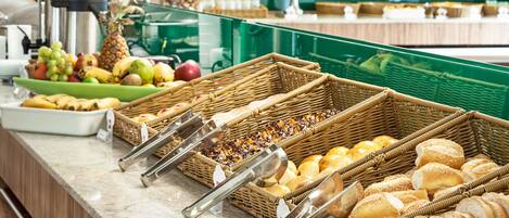 Buffet com diversos tipos de comida e cestas.