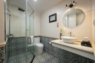 Quarto Duplo ou Twin Júnior | Casa de banho | Um polibã, um chuveiro fixo, artigos de higiene pessoal grátis 