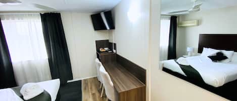 Quarto Standard, 1 cama queen-size | Secretária, secretária adequada para computadores portáteis