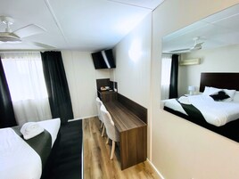 Quarto standard, 1 cama Queen | Escrivaninha, espaço de trabalho para notebook