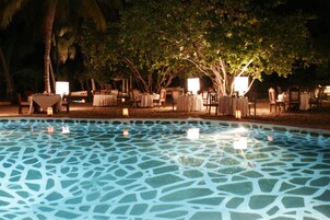 6 piscinas externas, espreguiçadeiras