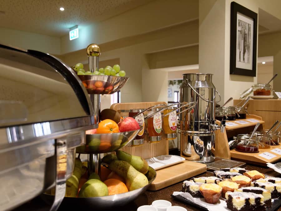 Pequeno-almoço tipo buffet diário (18 EUR por pessoa)