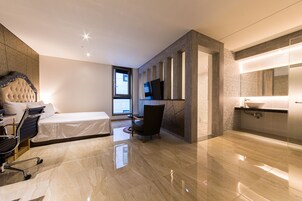 Quarto Twin Deluxe | Roupa de alta qualidade, edredões de penas, secretária 