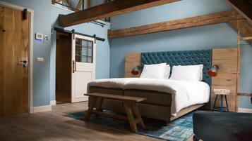 Quarto Duplo Deluxe, 1 cama king-size, não fumadores, banheira | 1 quarto, roupa de alta qualidade, edredões de penas, cofre no quarto