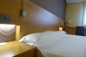 Quarto Duplo, vista para o mar | Minibar, cofre no quarto, secretária, cortinas/cortinados opacos 