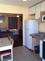 Quarto Standard (2 Full Beds) | Cozinha privada | Um micro-ondas