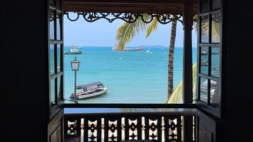 Serviço de café da manhã, almoço, jantar; vistas para a piscina