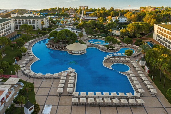 2 piscinas exteriores, guarda-sóis, espreguiçadeiras 