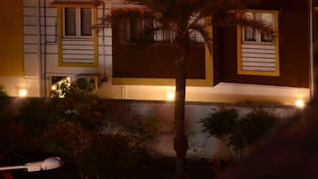Fachada da propriedade à noite