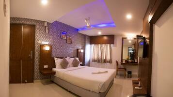 Quarto luxo, 1 cama Queen | Roupas de cama premium, escrivaninha, cortinas blackout