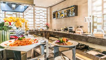 Pequeno-almoço tipo buffet diário mediante uma taxa