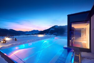 Piscina interior, piscina exterior, guarda-sóis, espreguiçadeiras