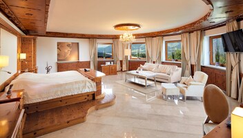 Suite Superior | Roupa de alta qualidade, edredões de penas, minibar, cofre no quarto