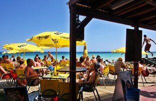 2 restaurantes, que servem almoços, jantares, também cozinha italiana 