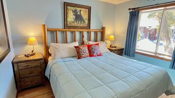 Quarto | Com decoração personalizada, Wi-fi grátis, roupa de cama fornecida