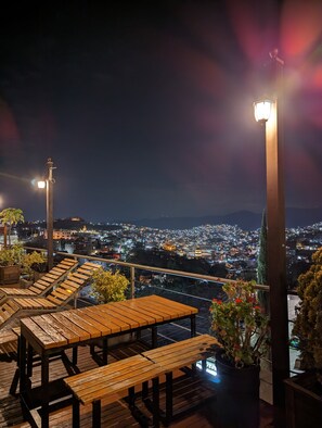 Pequenos-almoços, almoços, jantares servidos, cozinha regional 