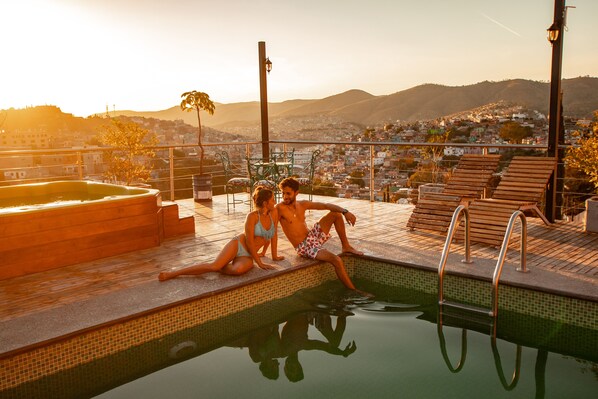 Terraço com espreguiçadeiras