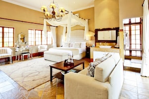 Quarto superluxo | Frigobar, cofres nos quartos, escrivaninha, cortinas blackout
