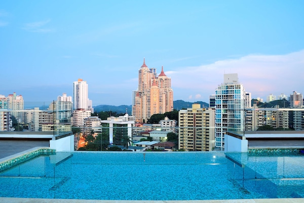 Piscina externa, guarda-sóis, espreguiçadeiras