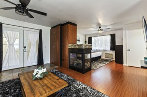 Suíte estúdio com design assinado, 1 cama King e sofá-cama | Vista do quarto