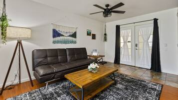 Suíte estúdio com design assinado, 1 cama King e sofá-cama | Área de estar | Smart TV 50 polegadas com canais digitais, serviços de streaming