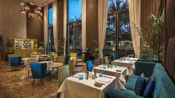 3 restaurantes, pequenos-almoços servidos, cozinha americana