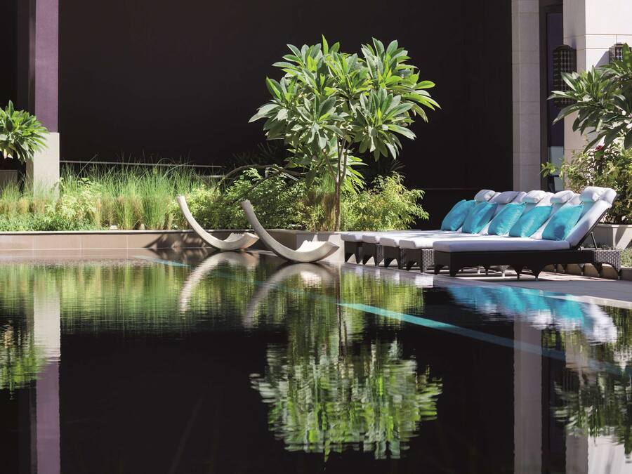 Piscina exterior, espreguiçadeiras