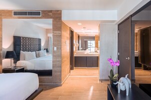 Minibar, cofre no quarto, secretária, cortinas/cortinados opacos 